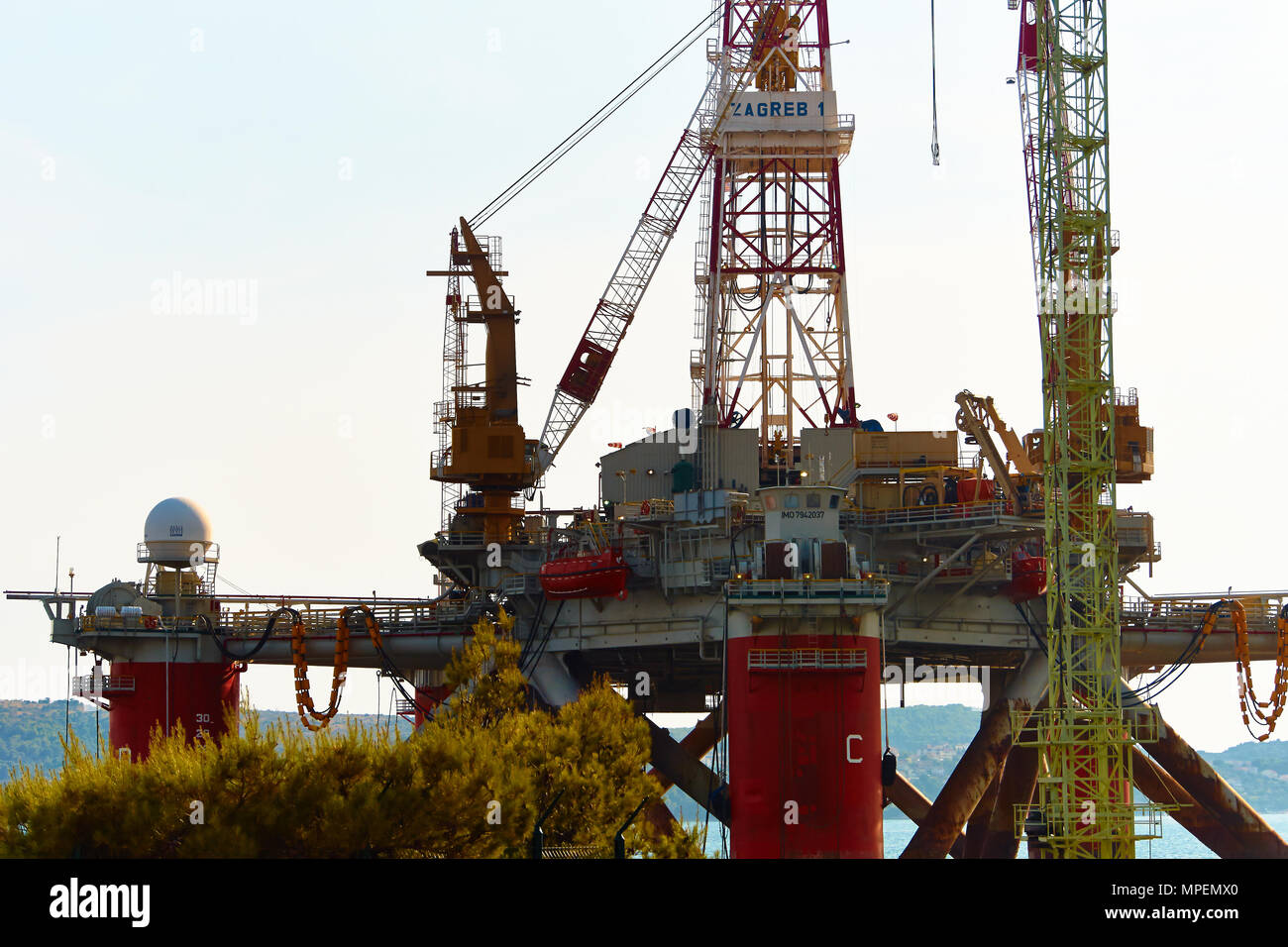 Offshore drilling platform hi-res stock photography and images - Alamy