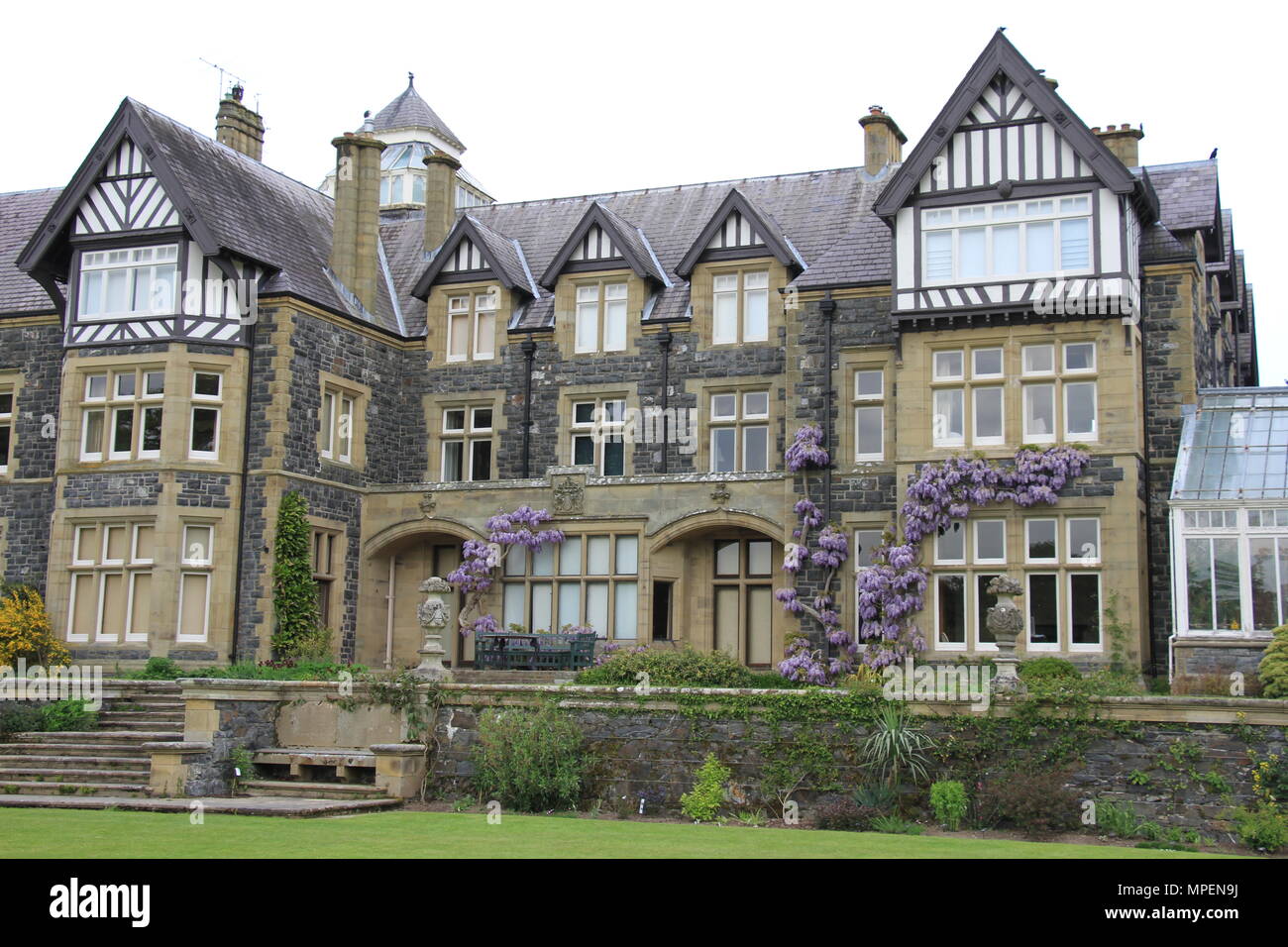 Bodnant hall hi-res stock photography and images - Alamy