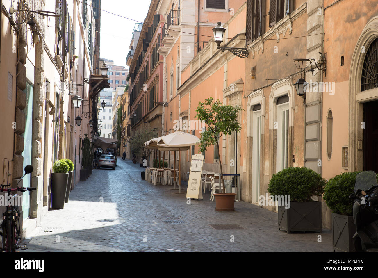 Discover the streets of rome hi-res stock photography and images - Alamy