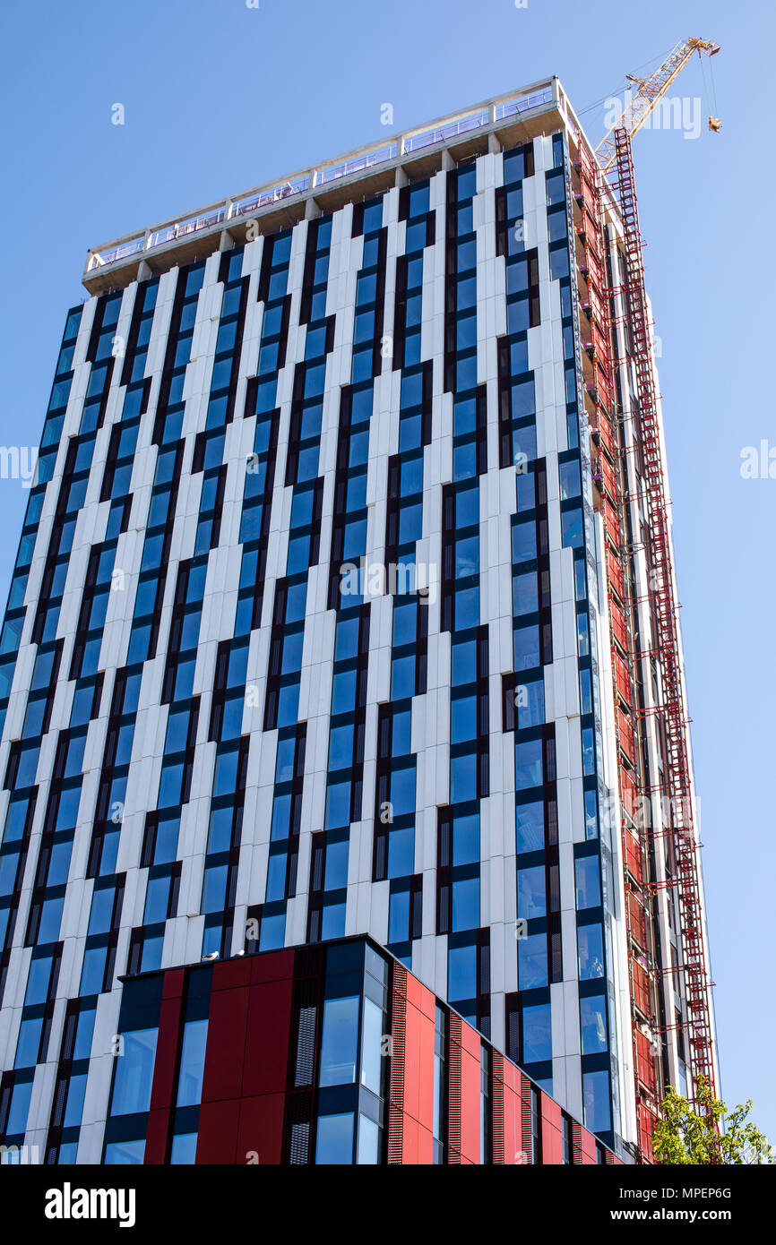 A modern high rise building being constructed Stock Photo - Alamy