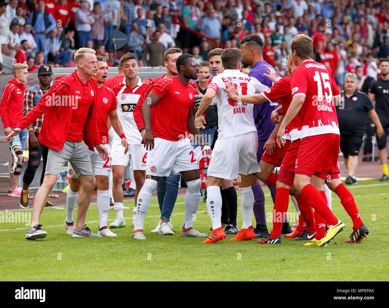 Player argue sports hi-res stock photography and images - Alamy