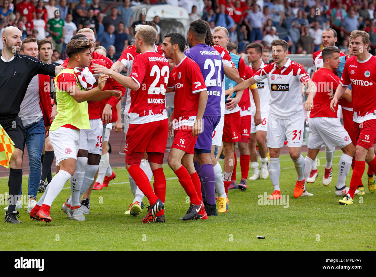 Players arguing with referee hi-res stock photography and images - Alamy