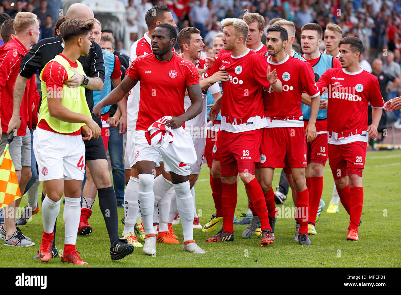 Argument confrontation football hi-res stock photography and images - Alamy