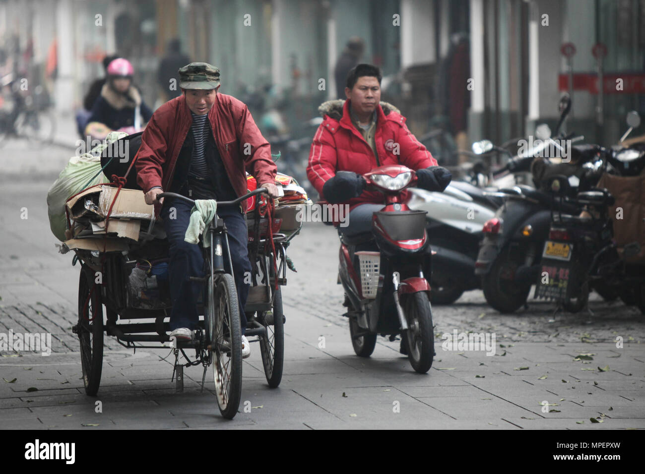 Chinese workers in Hangzhou Stock Photo - Alamy