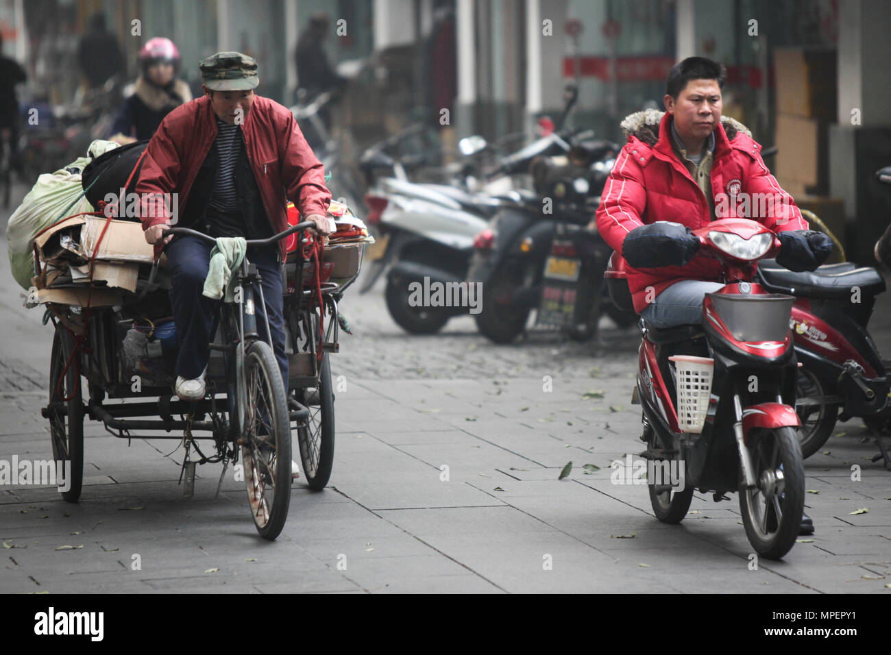 Chinese workers in Hangzhou Stock Photo - Alamy
