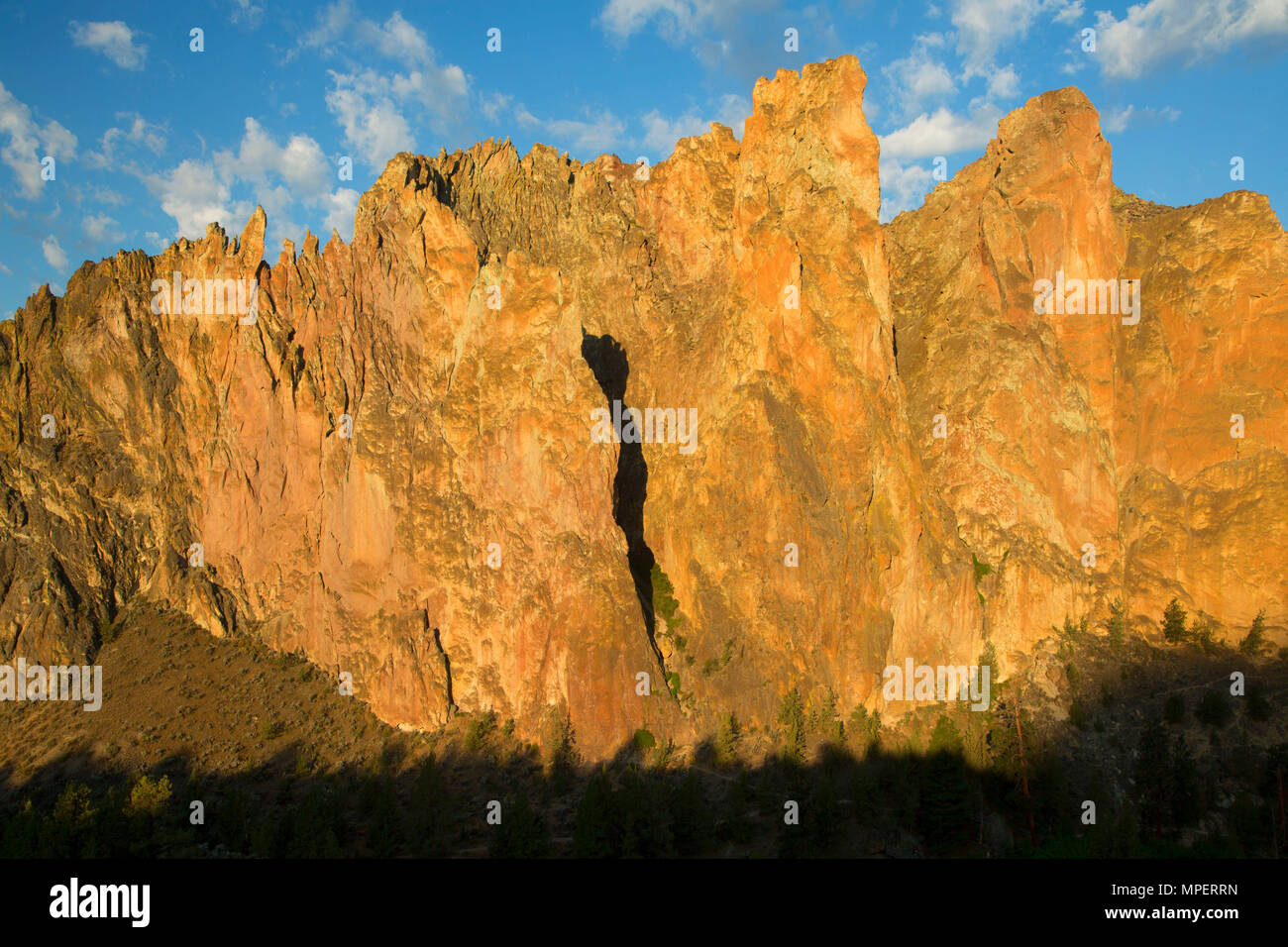 Cliffs at Smith Rocks, Smith Rock State Park, Oregon Stock Photo - Alamy