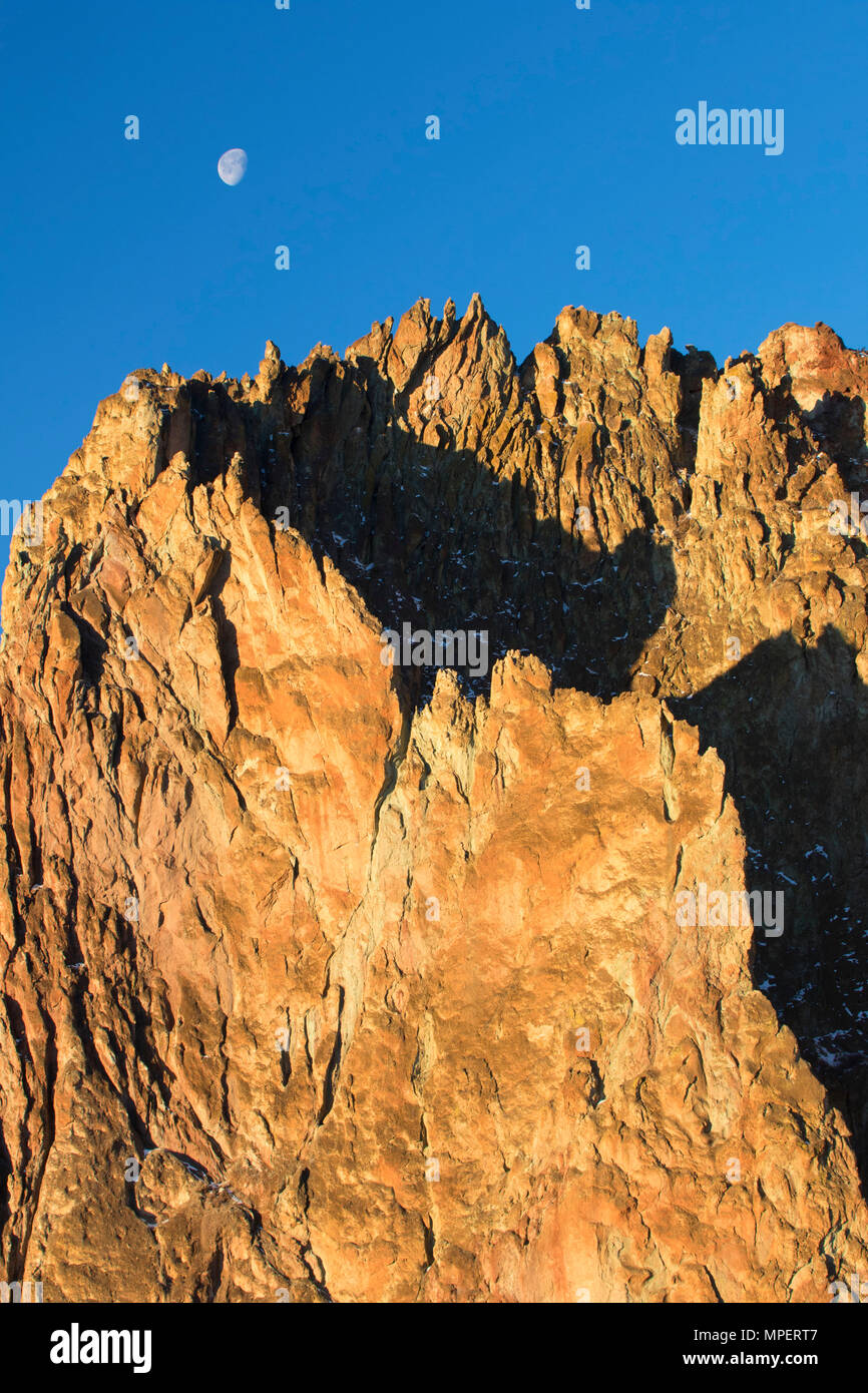 Cliffs at Smith Rocks from Rimrock Trail, Smith Rock State Park, Oregon ...
