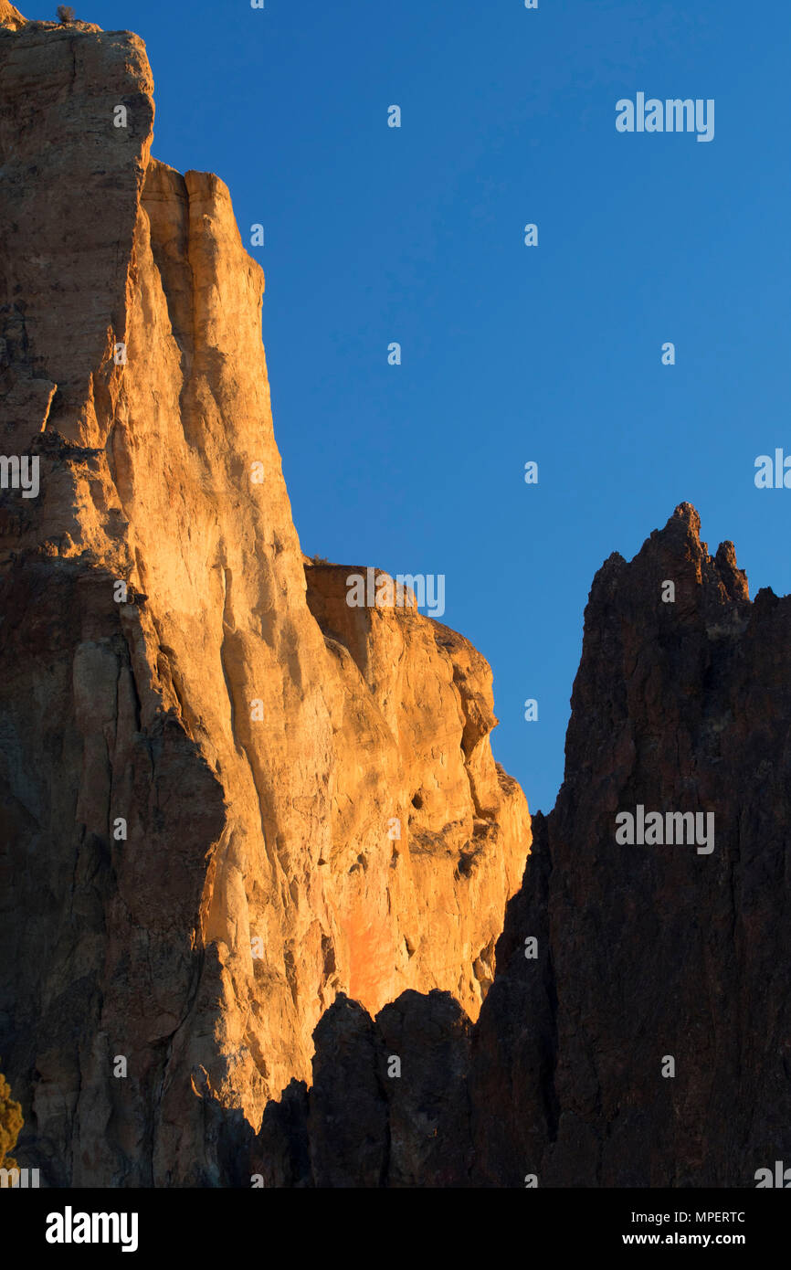 Cliffs at Smith Rocks from Rimrock Trail, Smith Rock State Park, Oregon ...