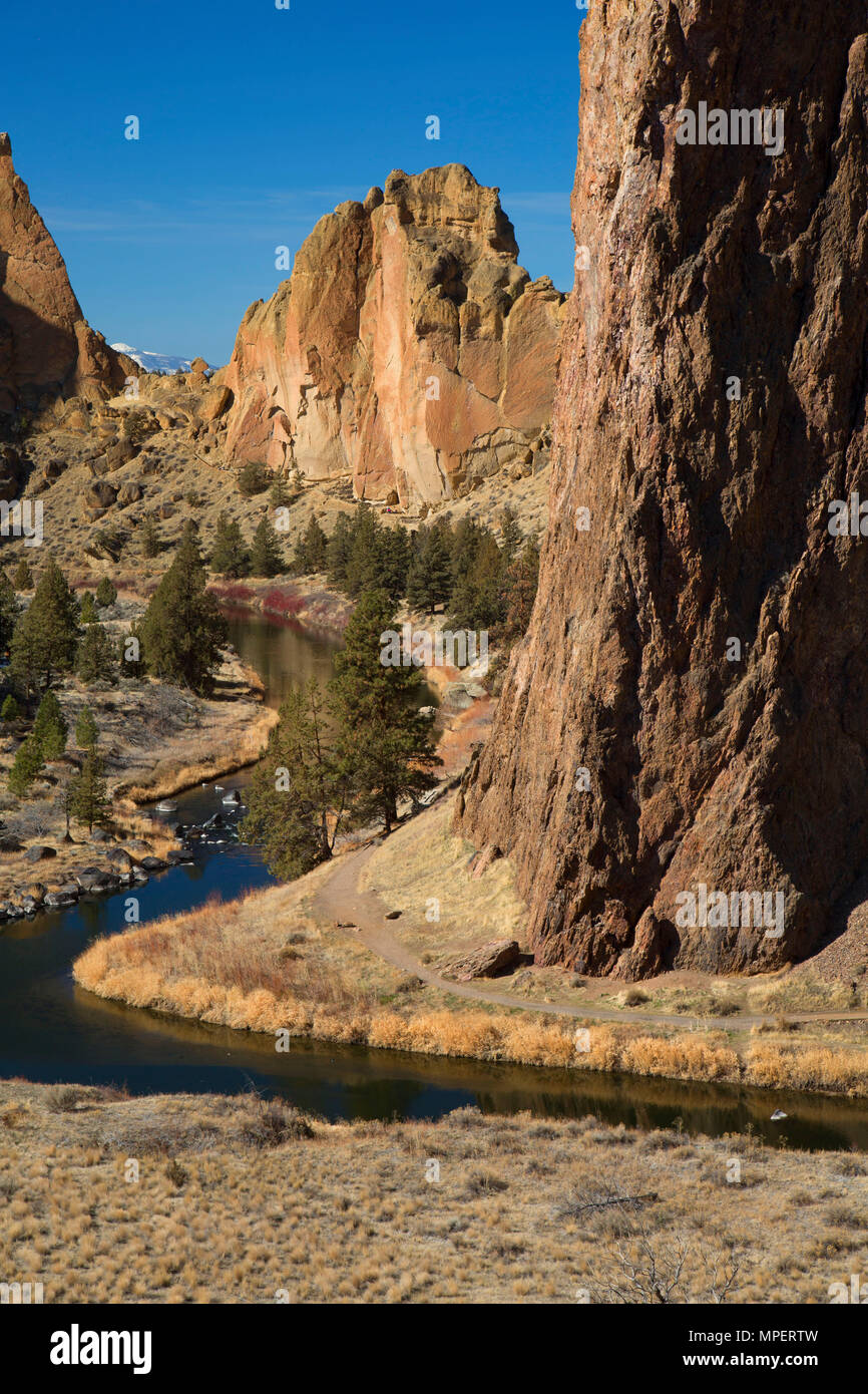 Crooked River canyon from Canyon Trail viewpoint, Smith Rock State Park ...