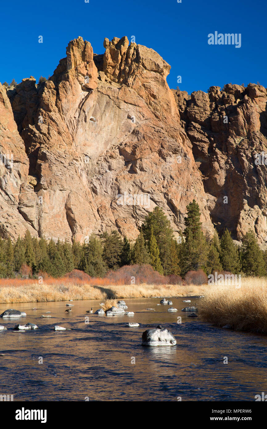 Crooked River canyon from Wolf Tree Trail, Smith Rock State Park ...