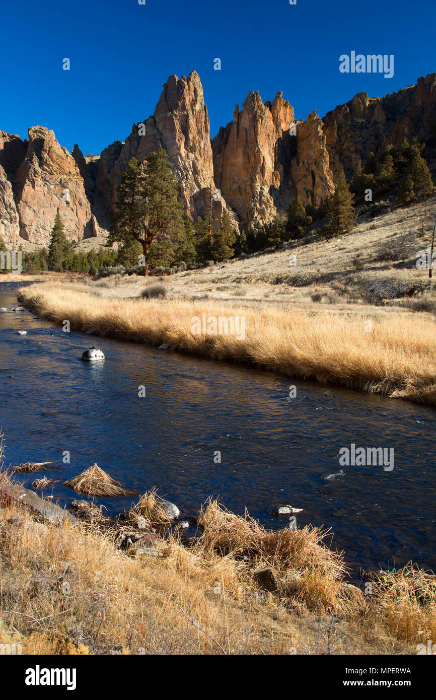 Crooked River canyon from Wolf Tree Trail, Smith Rock State Park ...