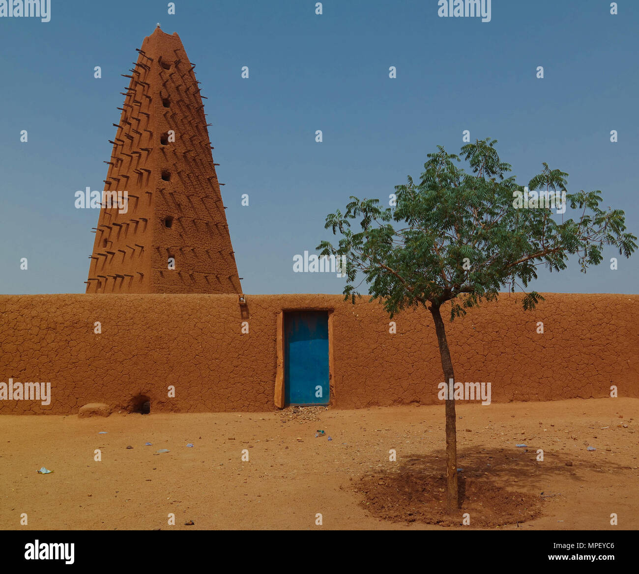 Exterior view to Grand mosque of Agadez in Niger Stock Photo - Alamy