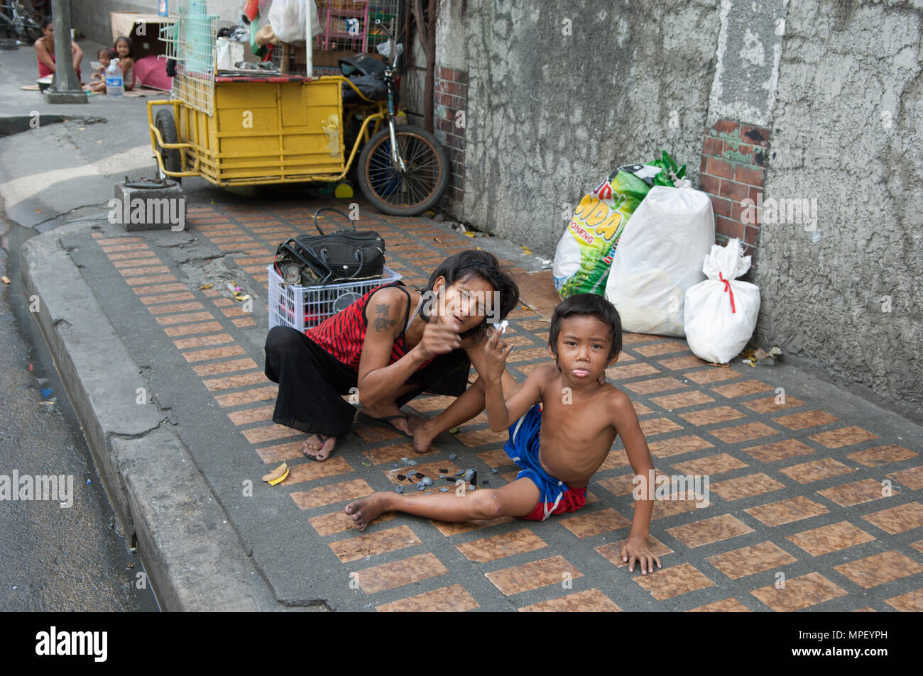 Homeless on the streets of Manila Stock Photo - Alamy
