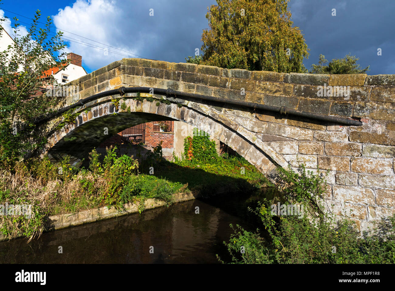 Stone bridge yorkshire village hi-res stock photography and images - Alamy
