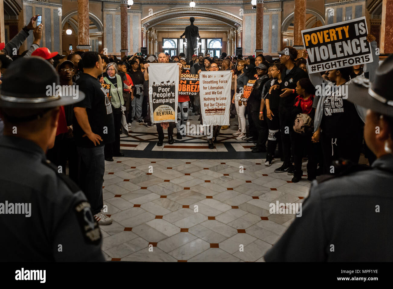 Chicago living poverty hi-res stock photography and images - Alamy