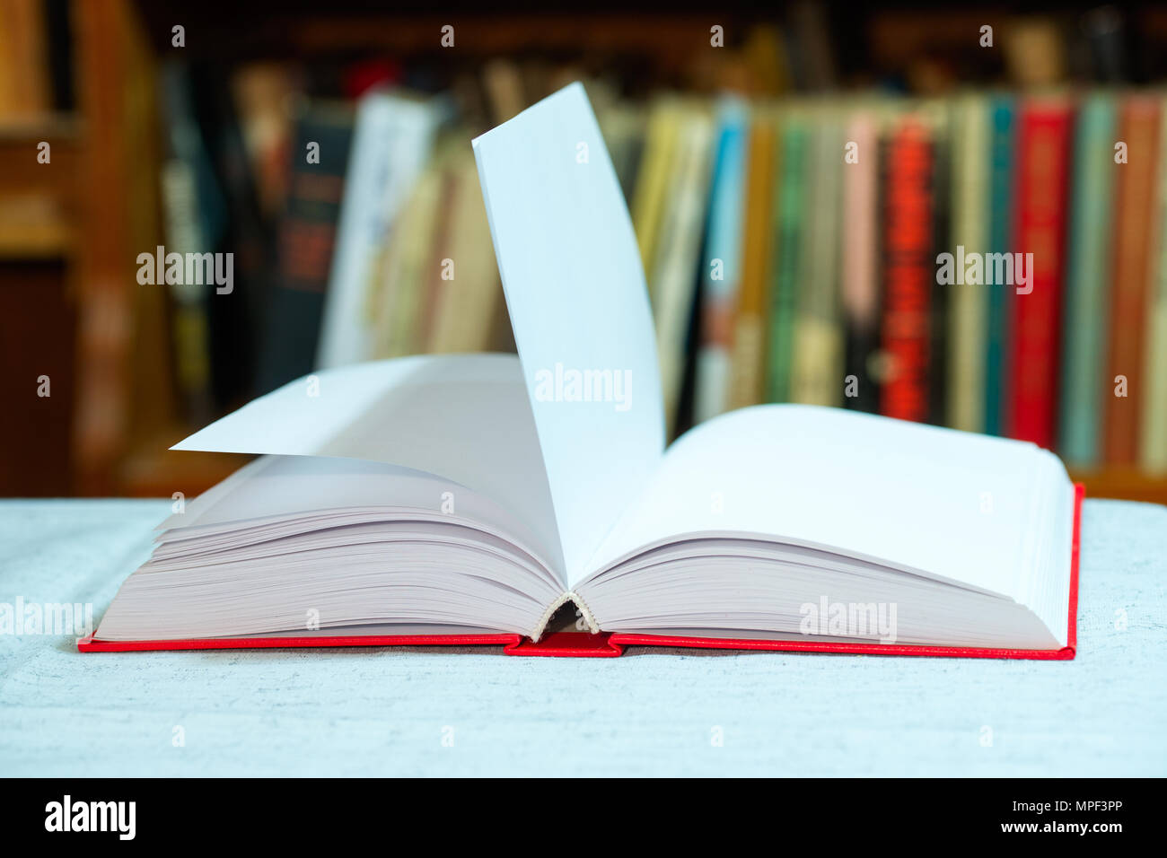 Open book on table hi-res stock photography and images - Alamy