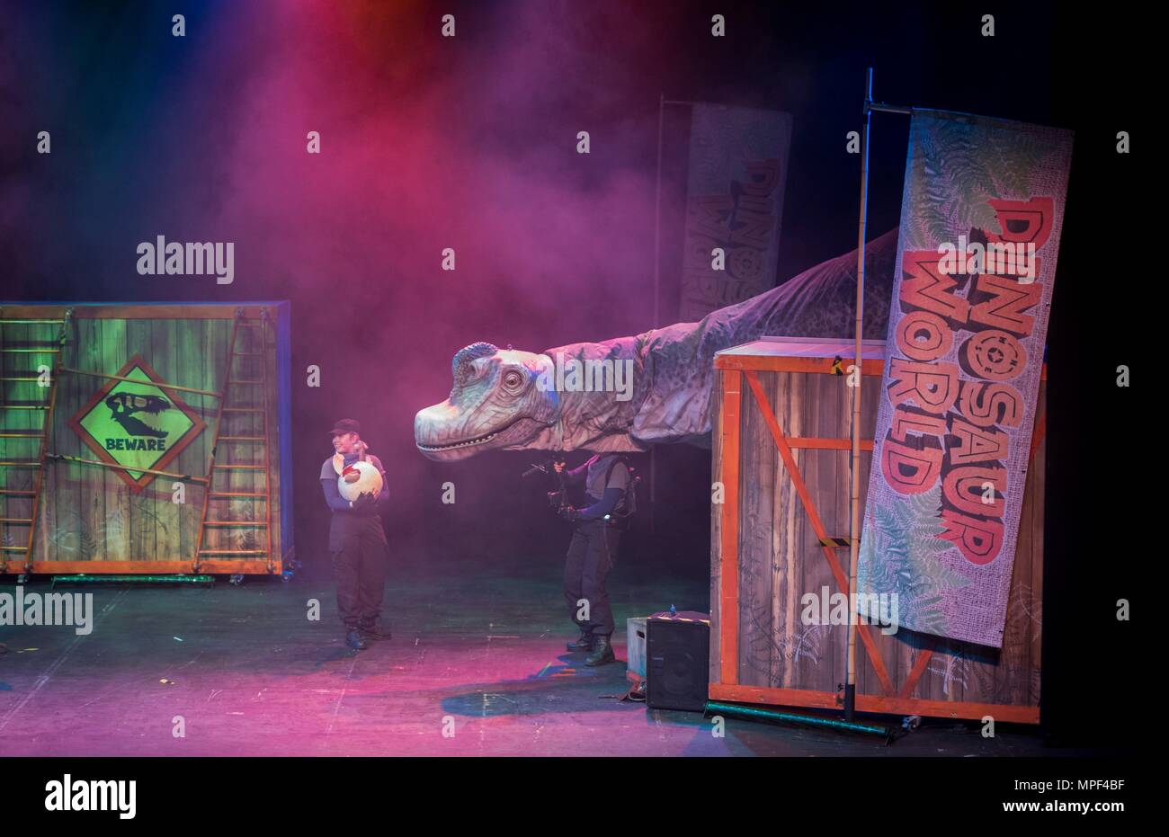 Dinosaur puppets hi-res stock photography and images - Alamy