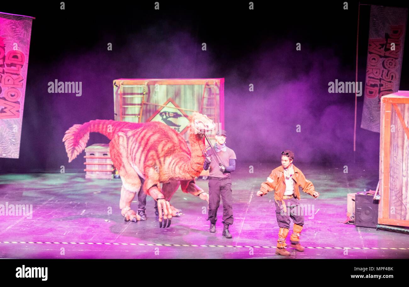 Dinosaur puppets hi-res stock photography and images - Alamy