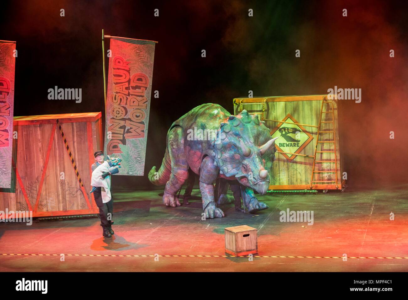 Dinosaur puppets hi-res stock photography and images - Alamy
