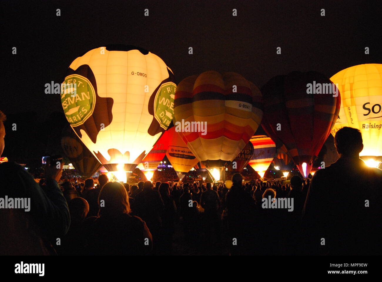 Hot air balloon night glow hi-res stock photography and images - Alamy