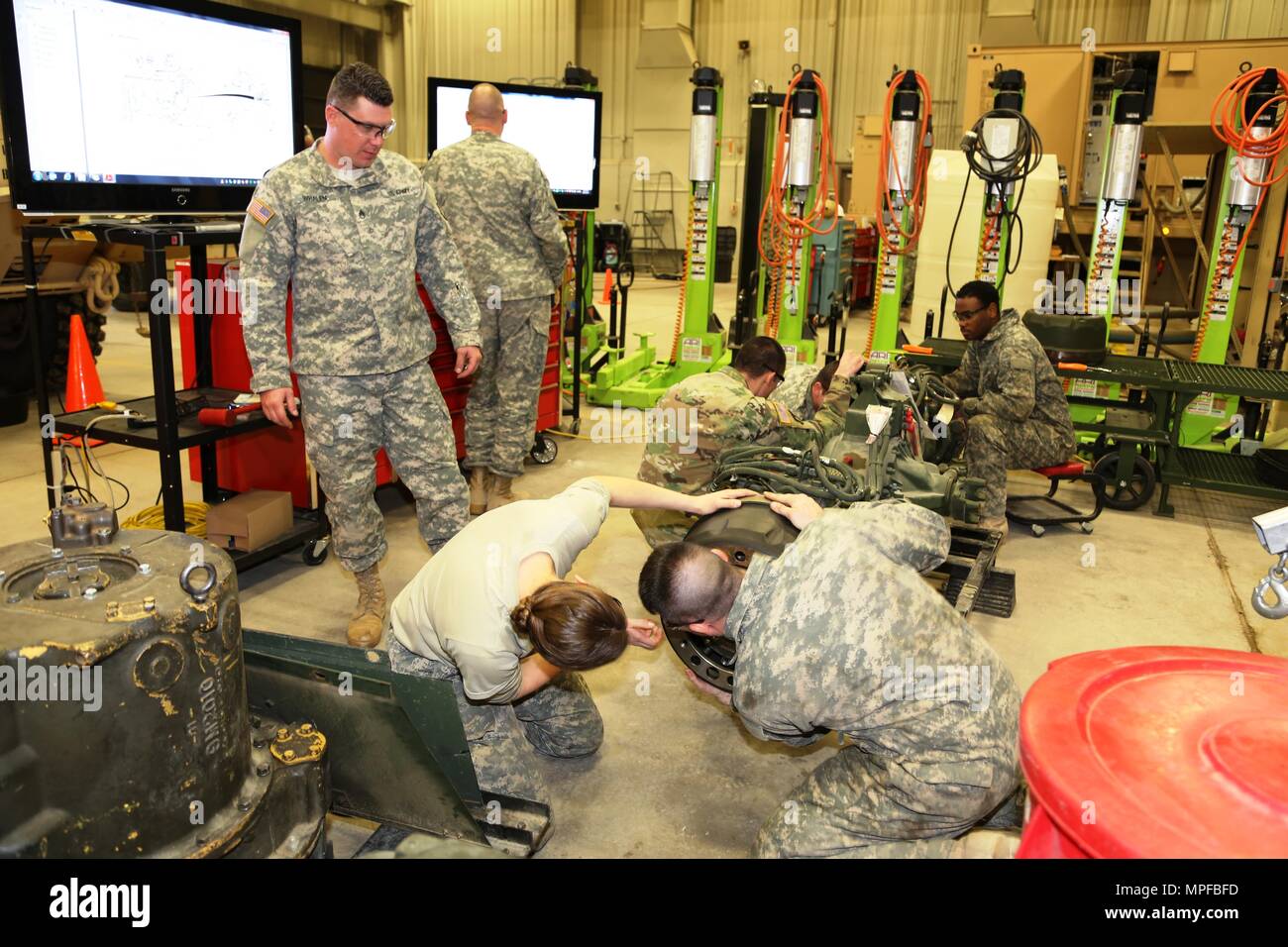 Wheeled vehicle mechanic 91b hi-res stock photography and images - Alamy