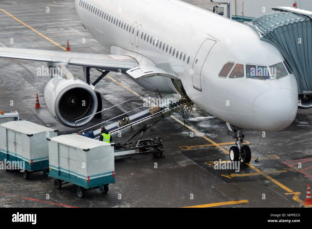 Airport worker unloading baggage hi-res stock photography and images ...