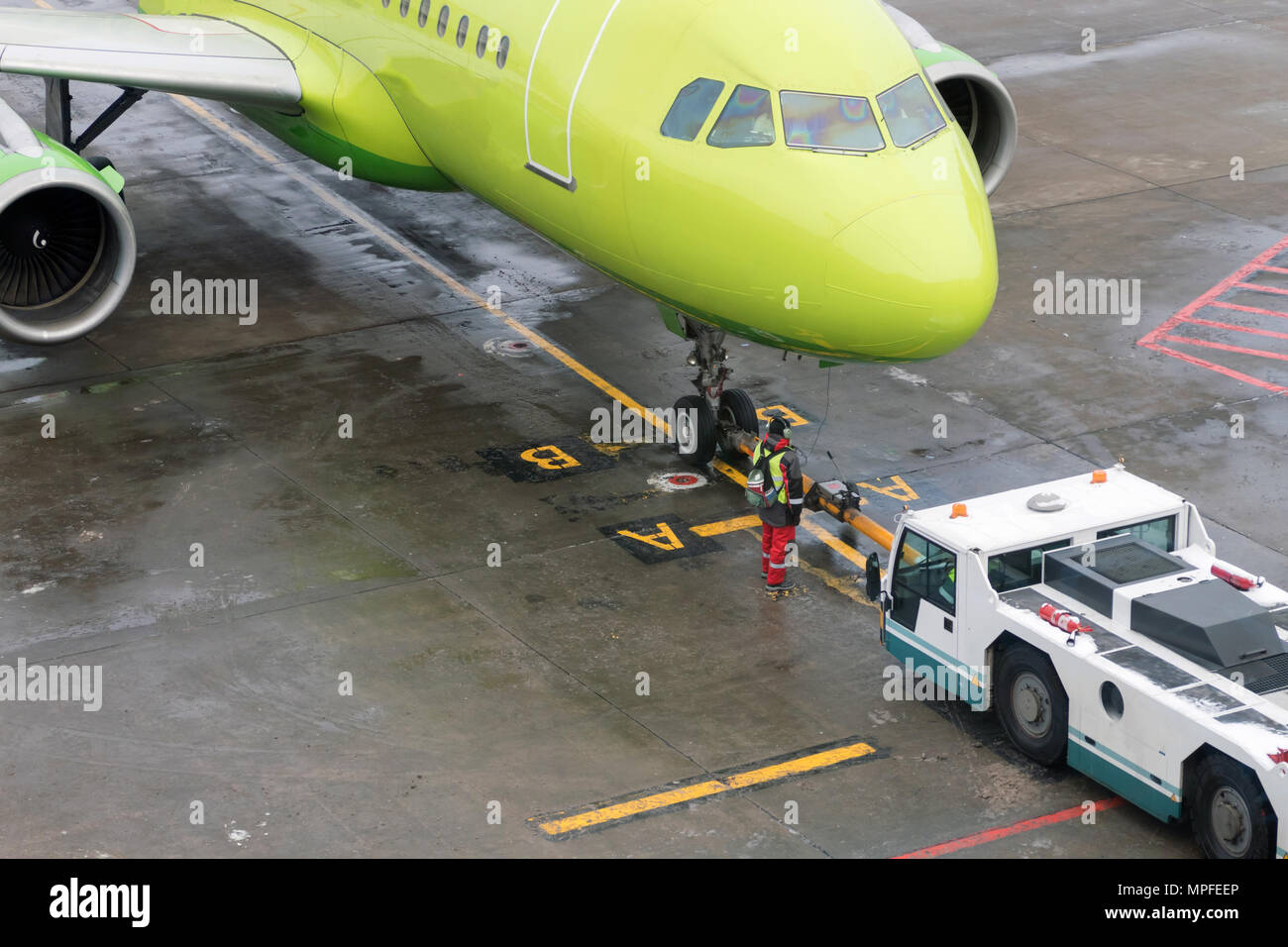 Aircraft Tow Truck High Resolution Stock Photography and Images - Alamy