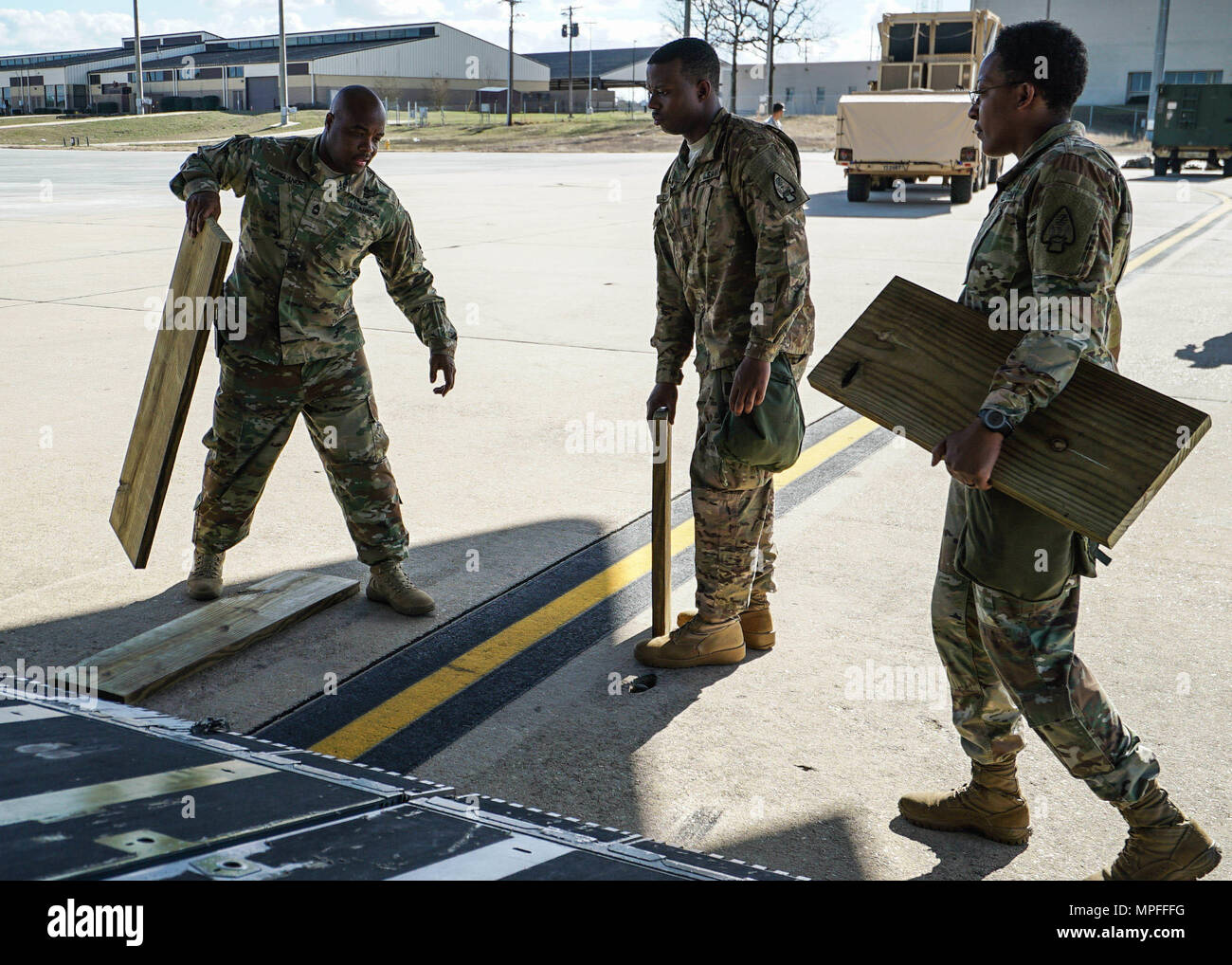 3 58 airfield operations battalion hi-res stock photography and images ...