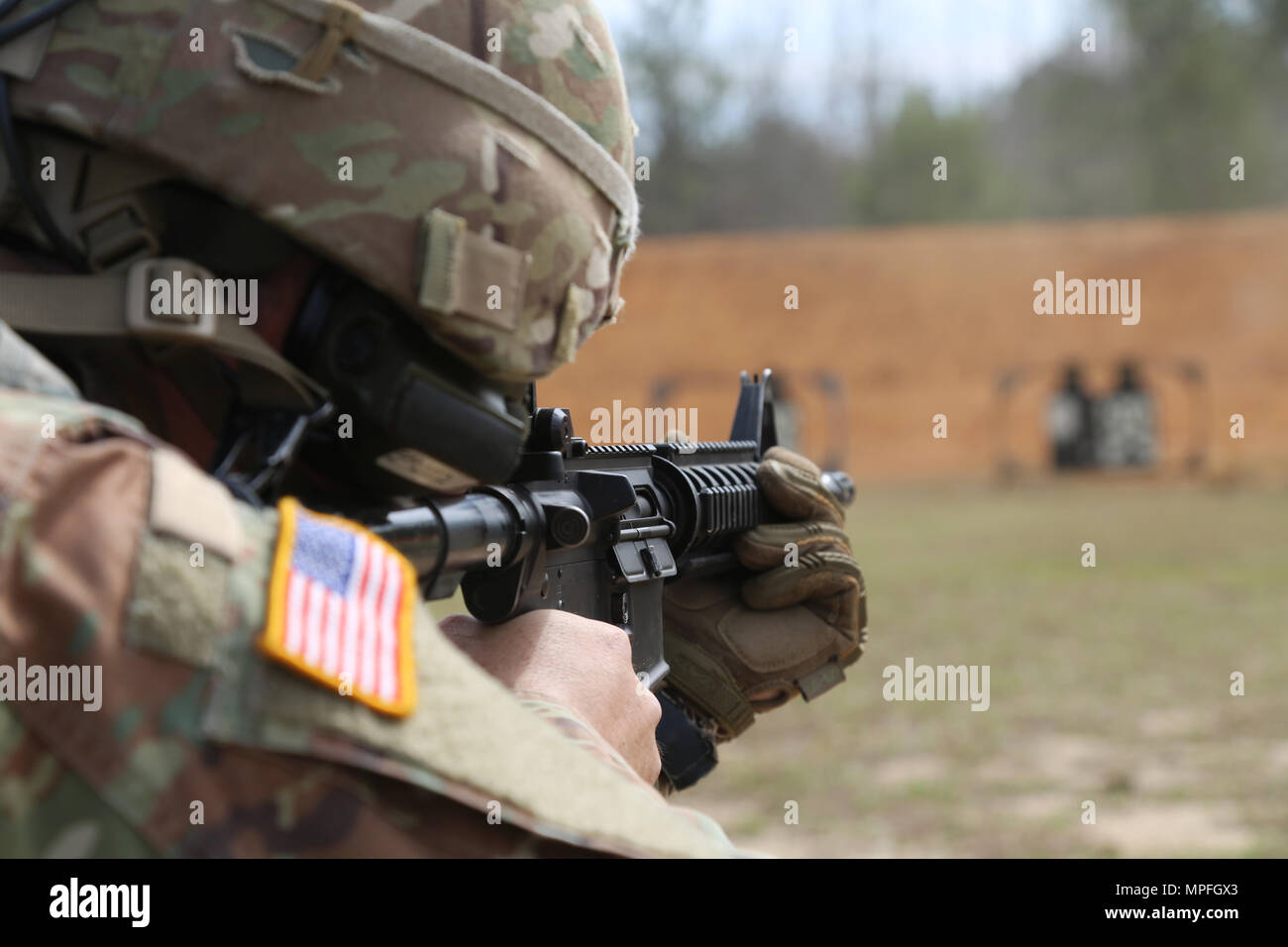 A U.S. Soldier assigned to 192nd Ordnance Disposal Battalion (EOD ...