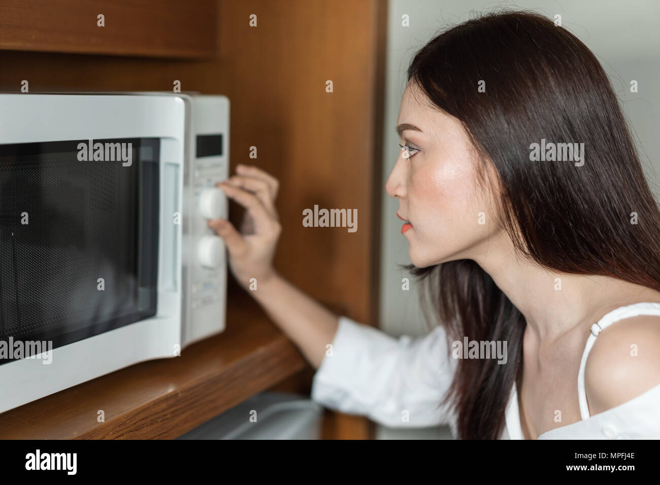 woman cooking with a microwave Stock Photo - Alamy