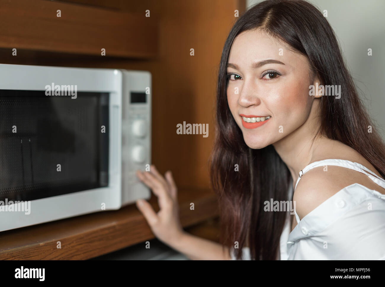 Person microwave hi-res stock photography and images - Alamy