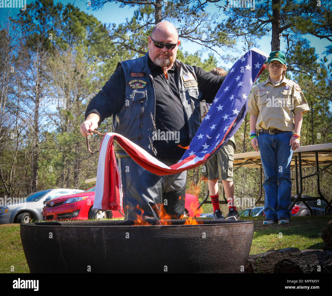 Worn out american flags hi-res stock photography and images - Alamy