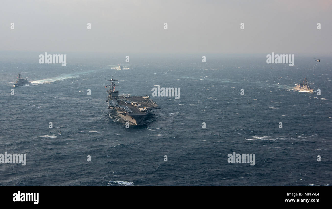 The aircraft carrier USS Carl Vinson (CVN 70) transits the East China ...