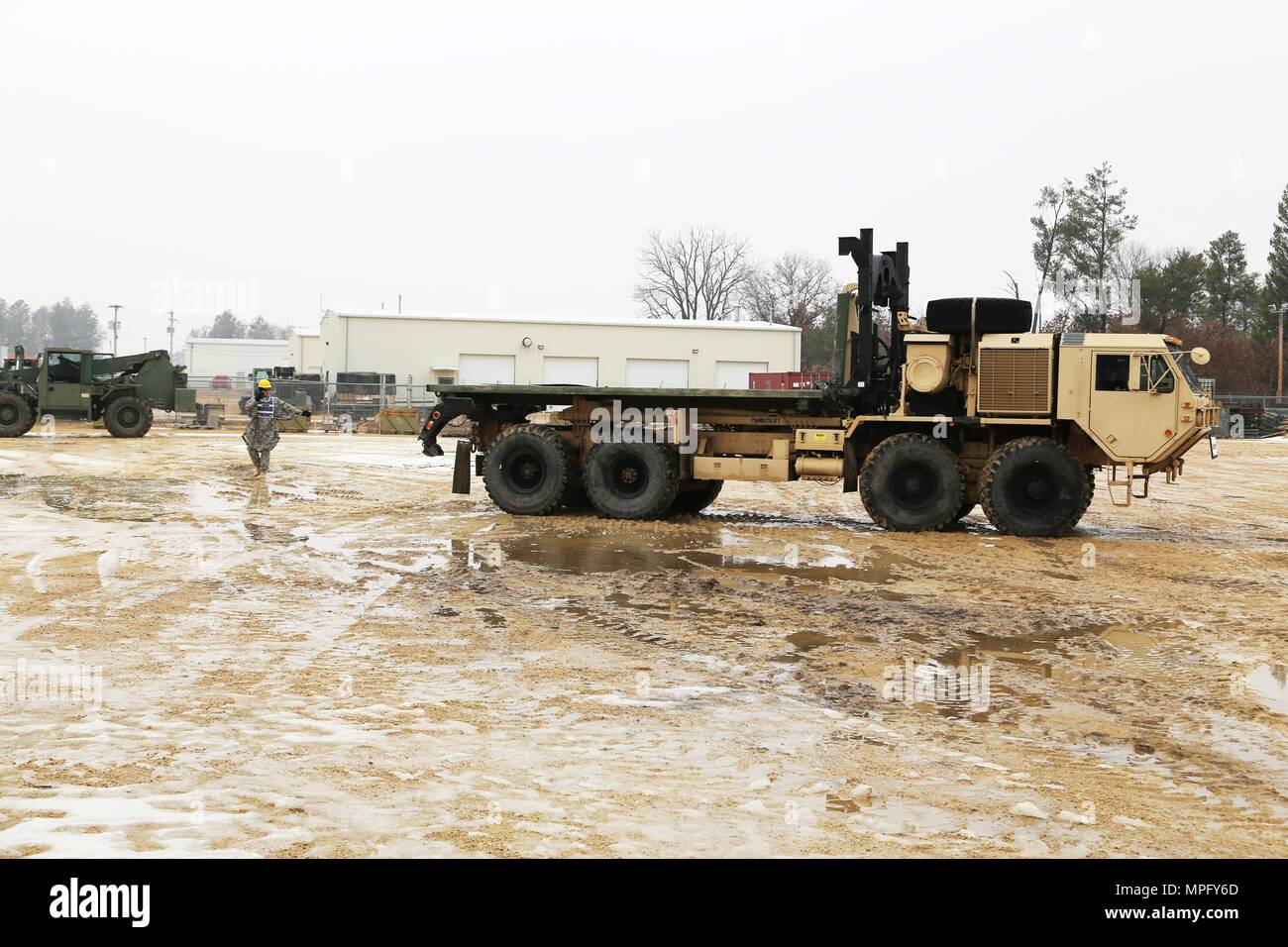 Palletized load system m1075a1 hi-res stock photography and images - Alamy