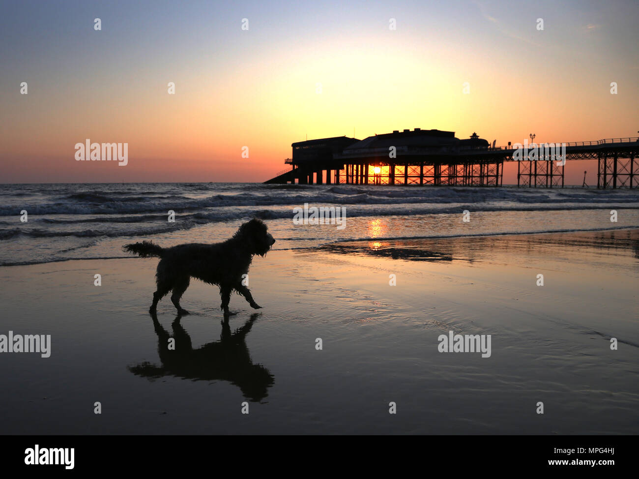 Sun rises cromer beach hi-res stock photography and images - Alamy