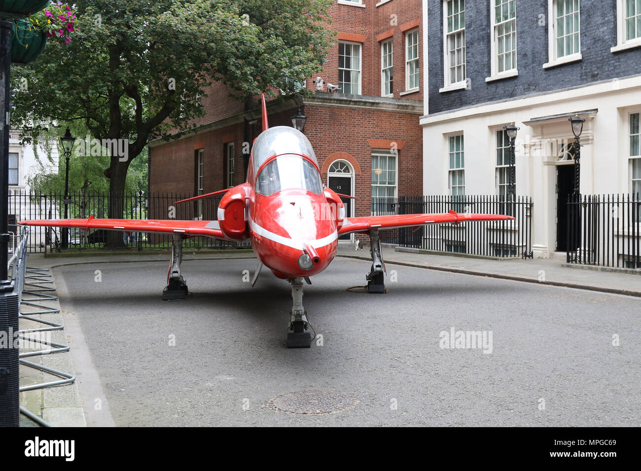 London, UK. 23rd May, 2018. Prime Minster Theresa May poses with RAF ...