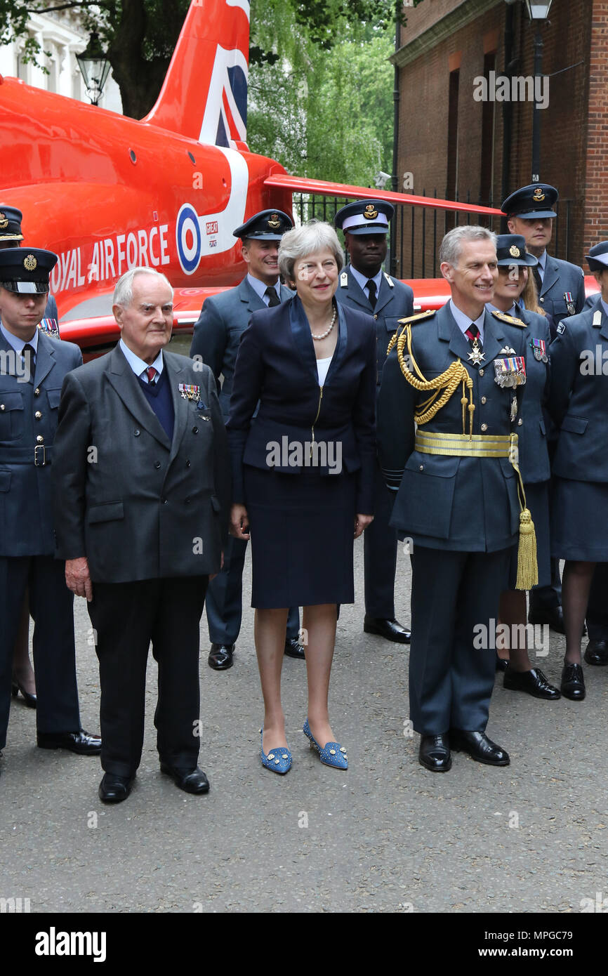 London, UK. 23rd May, 2018. Prime Minster Theresa May poses with RAF ...