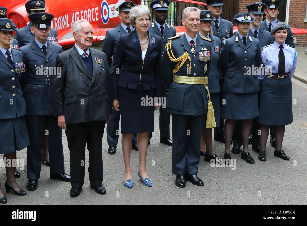 London, UK. 23rd May, 2018. Prime Minster Theresa May poses with RAF ...