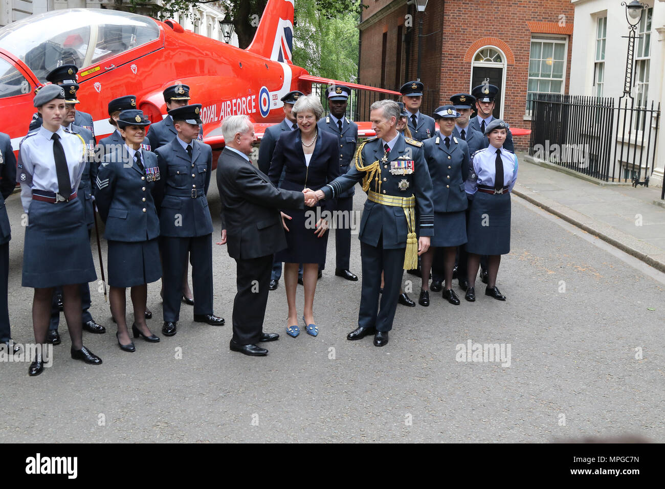 London, UK. 23rd May, 2018. Prime Minster Theresa May poses with RAF ...