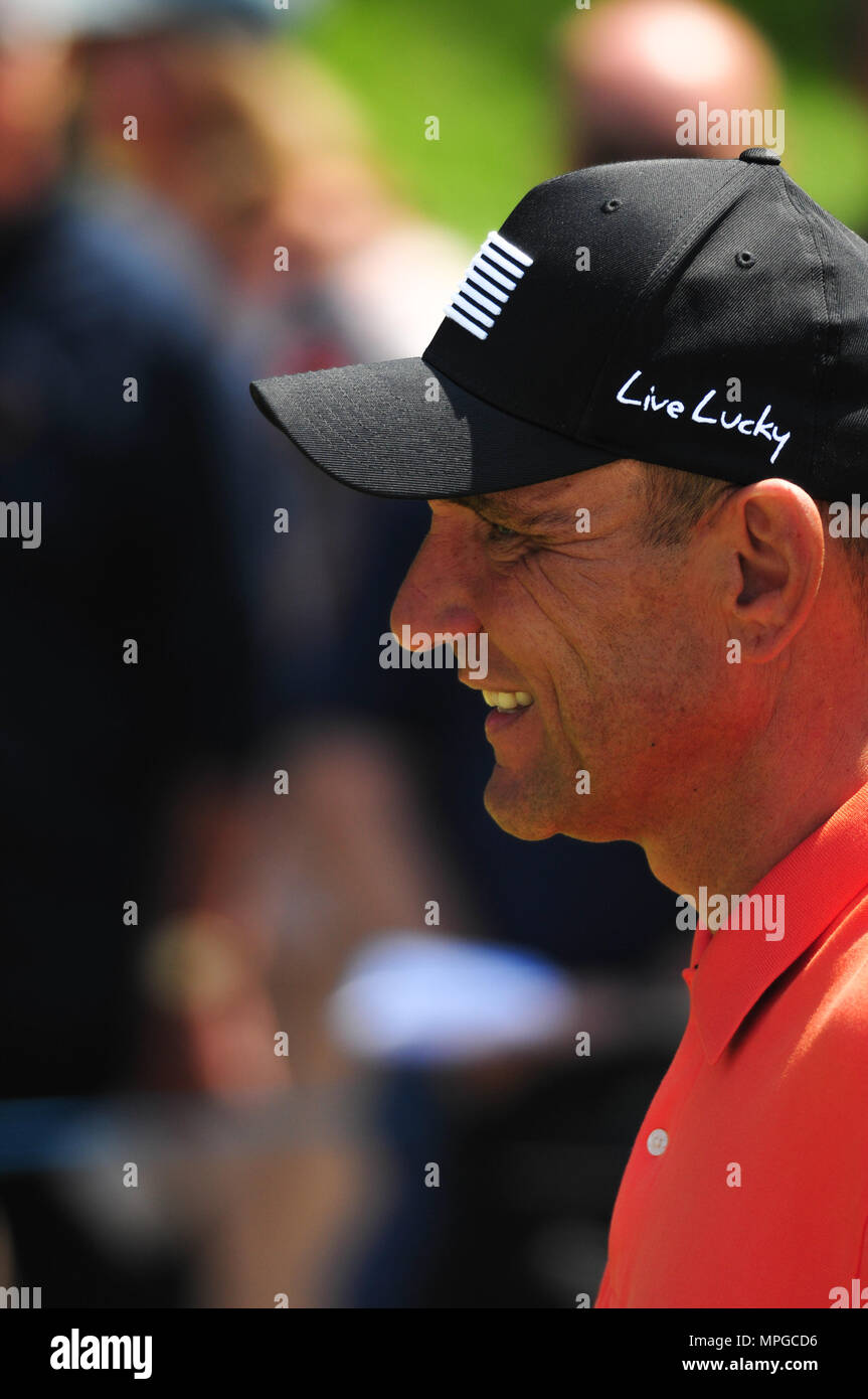 Actor vinnie jones playing golf hi-res stock photography and images - Alamy