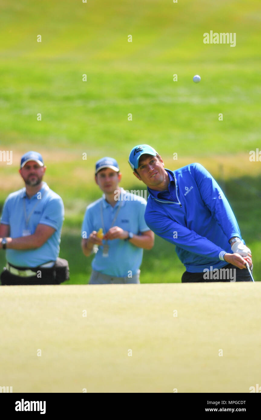 Vernon Kay playing golf Stock Photo - Alamy