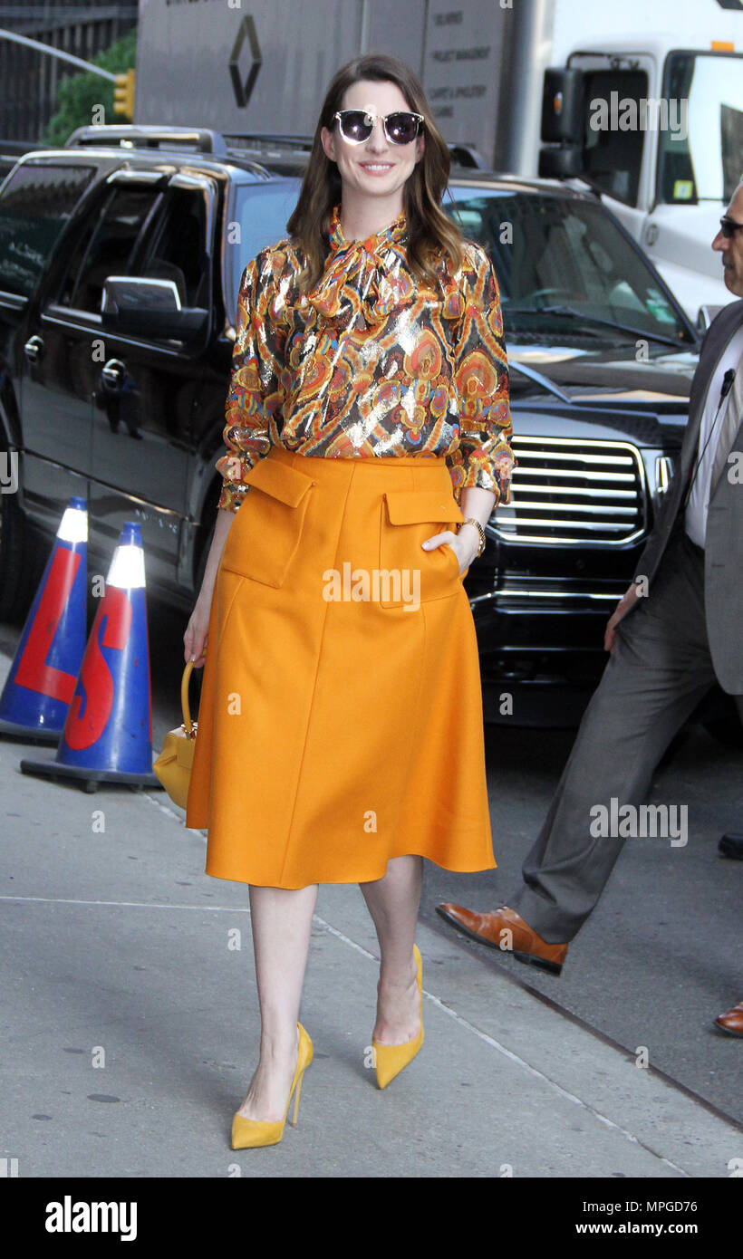 Anne hathaway at the late show hi-res stock photography and images - Alamy