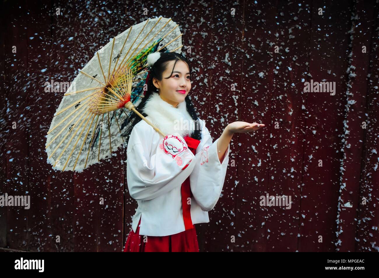 China. 24th May, 2018. A girl wearing traditional Chinese clothes in ...