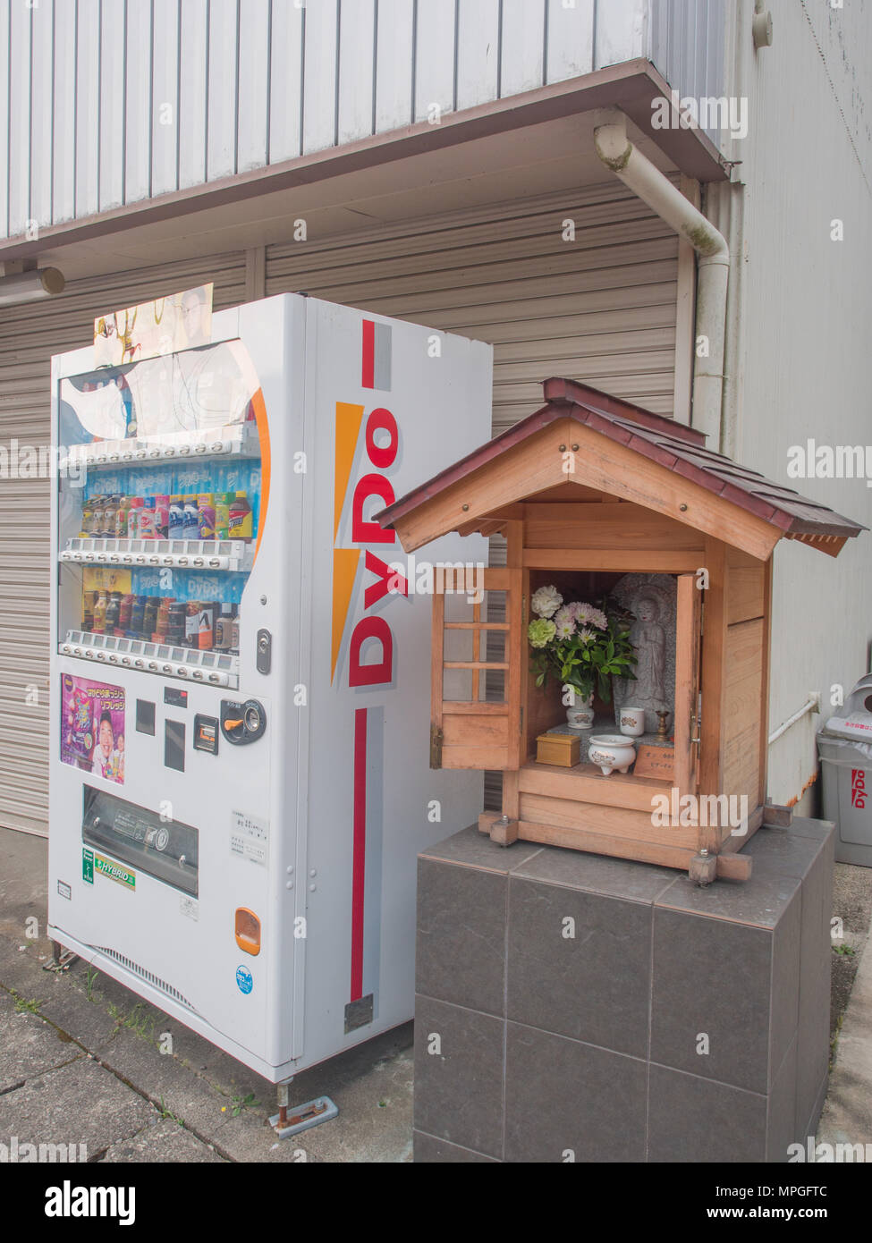 Vending machine with roadside buddhist shrine hi-res stock photography ...