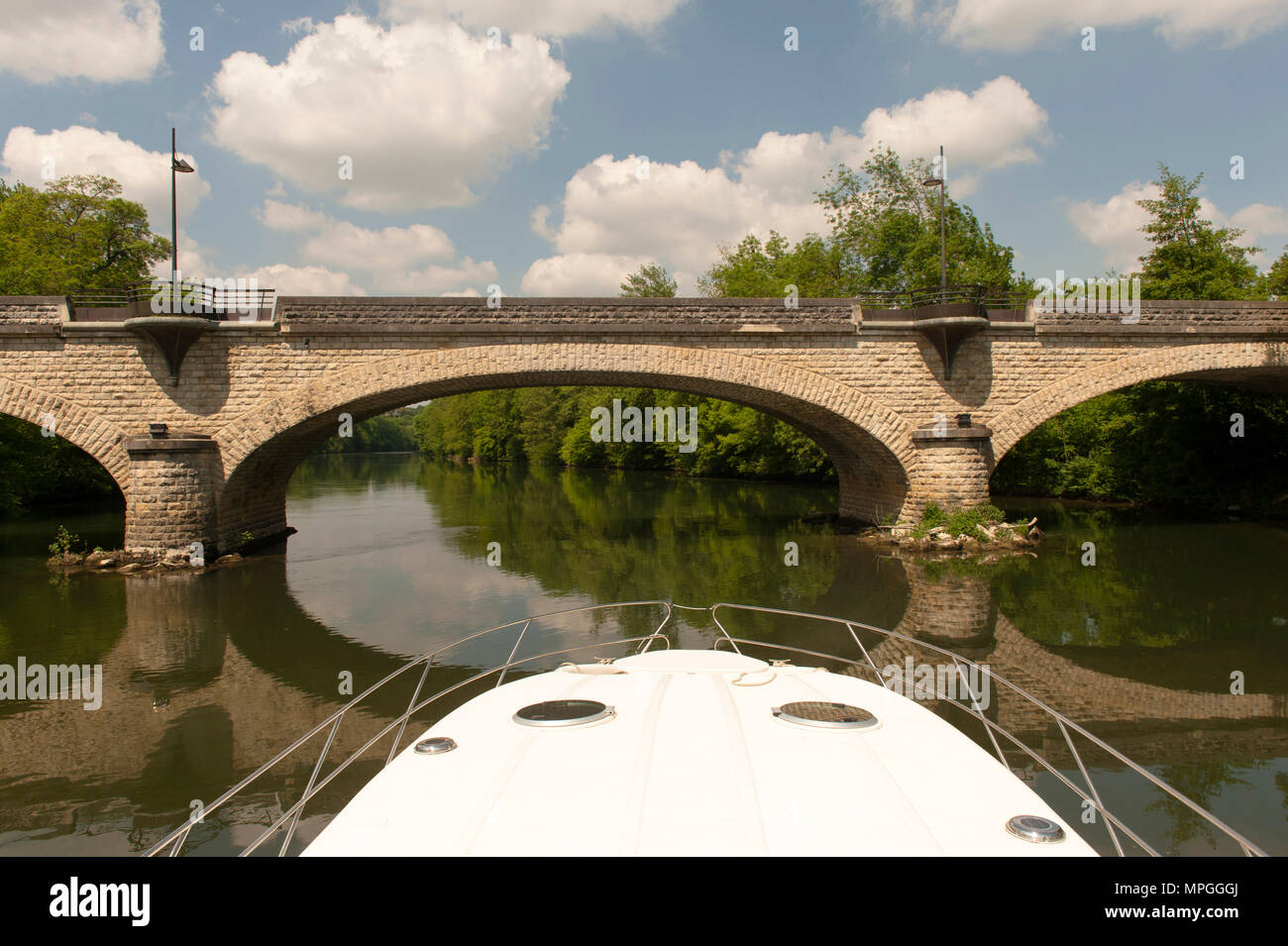Houseboat bridge hi-res stock photography and images - Alamy