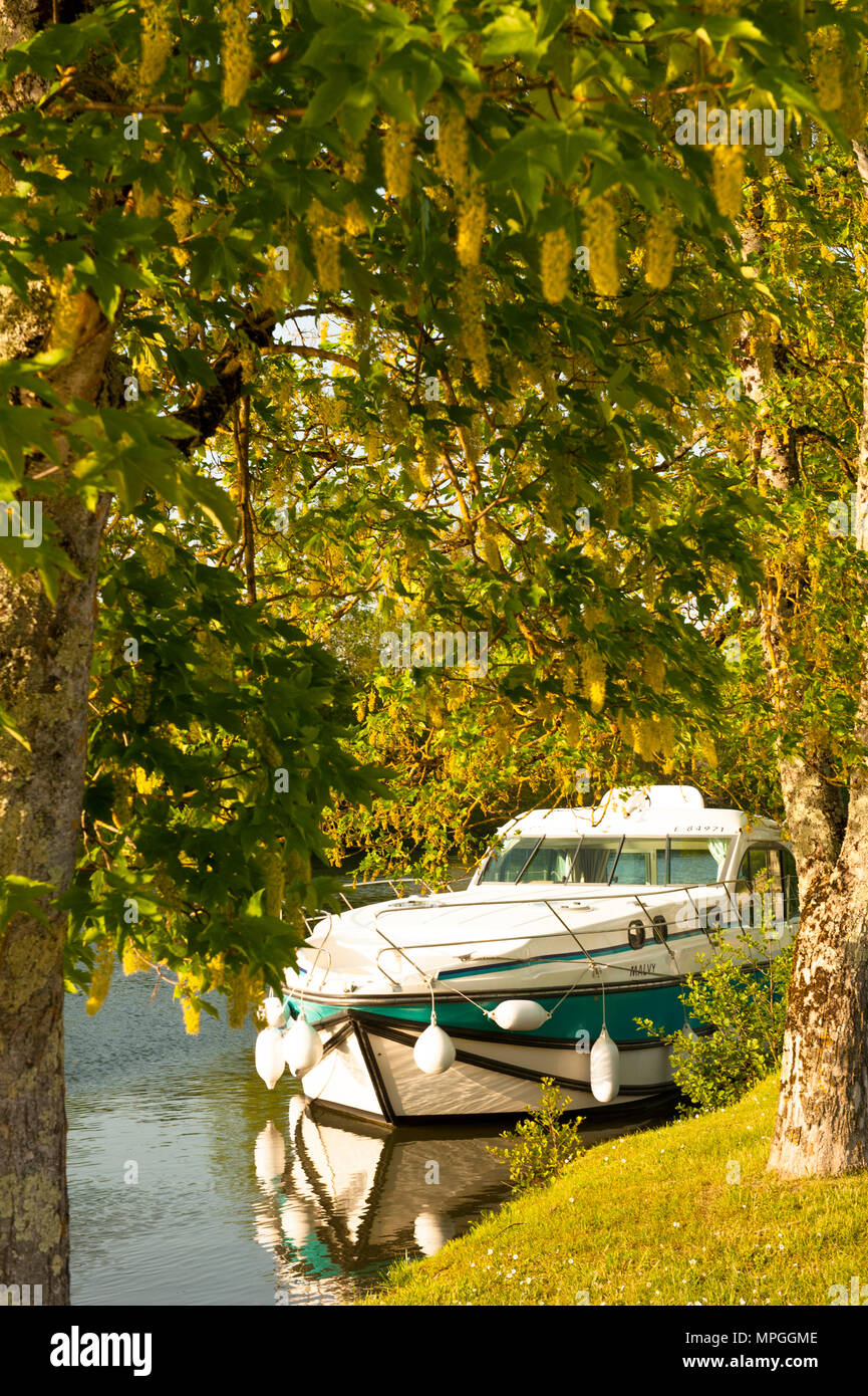 River mooring houseboat hi-res stock photography and images - Alamy