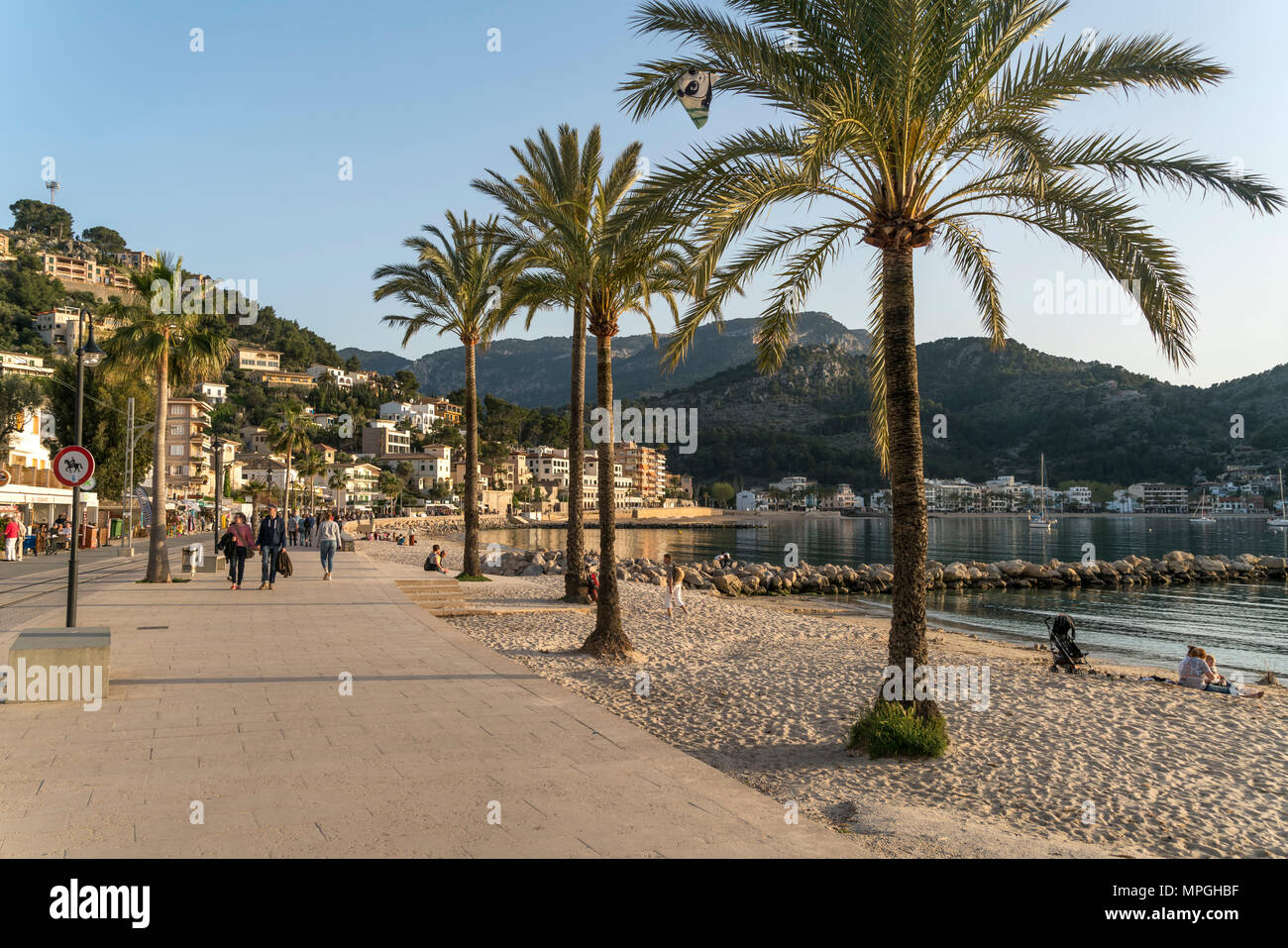 Strandpromenade in Port de Soller, Mallorca, Balearen, Spanien | beach ...