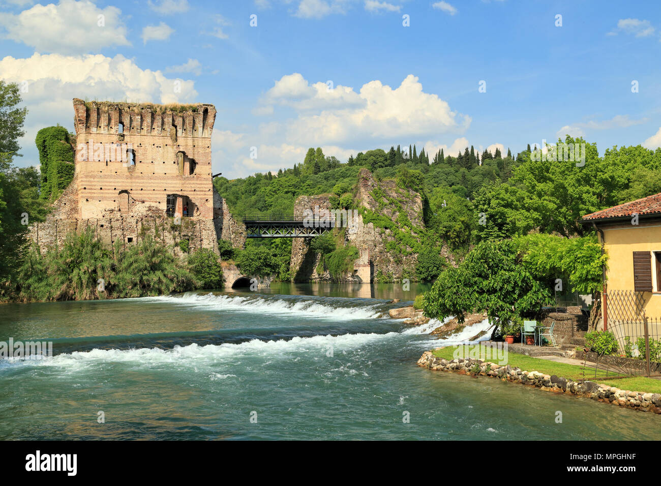 Il borghetto di valeggio sul mincio hi-res stock photography and images ...