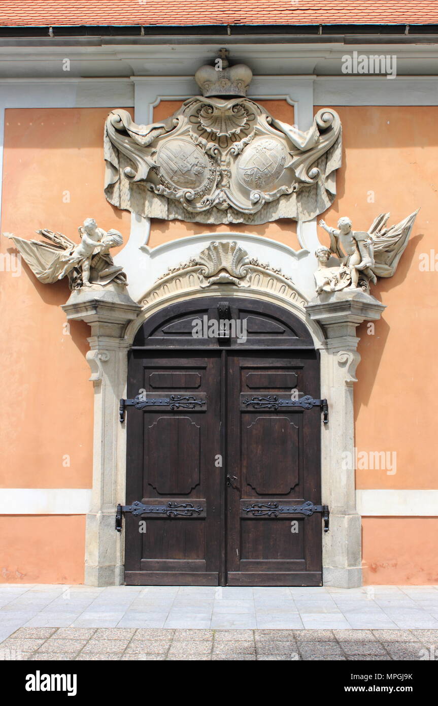 Wooden renaissance style front door hi-res stock photography and images ...