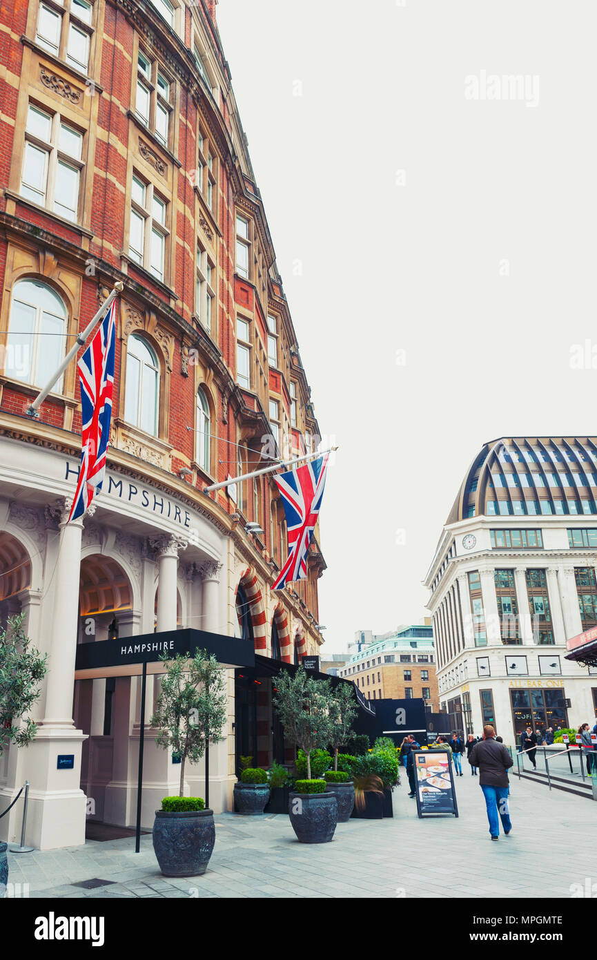 Tourist shops leicester square london hi-res stock photography and ...